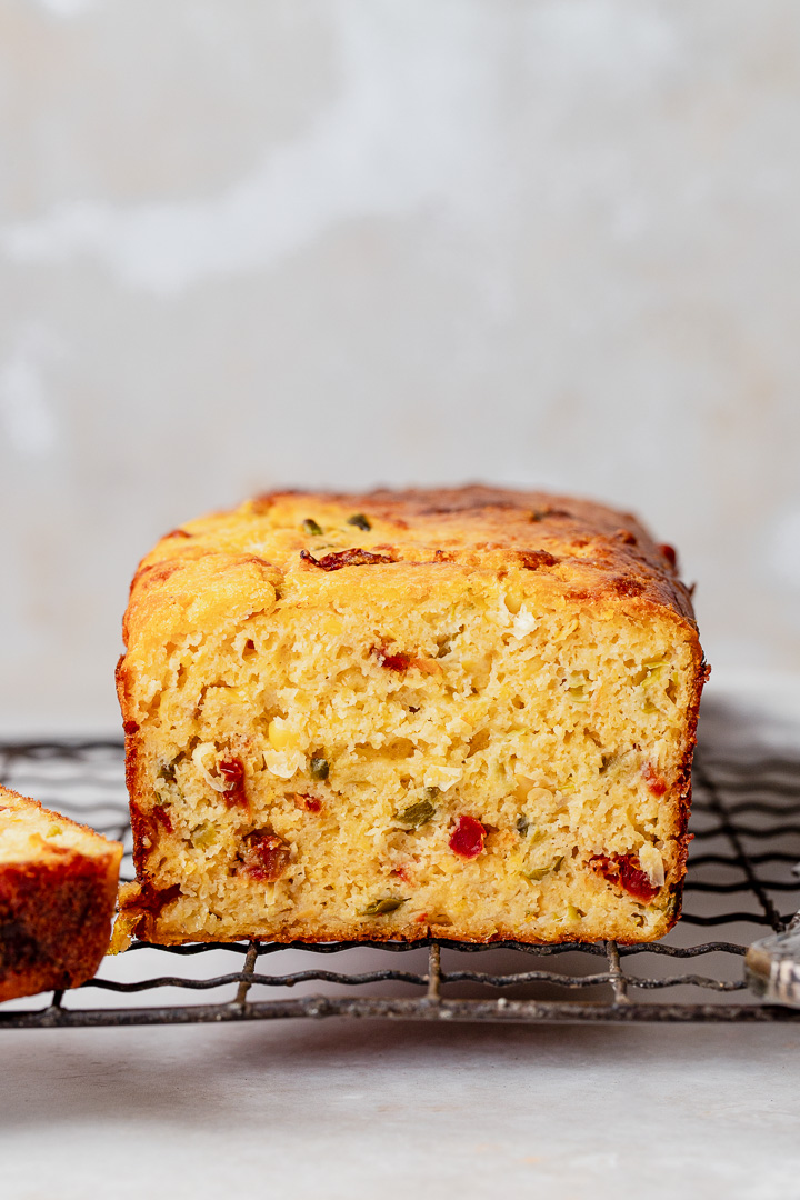 Jalapeño and Sundried Tomato Cornbread - Eatnik
